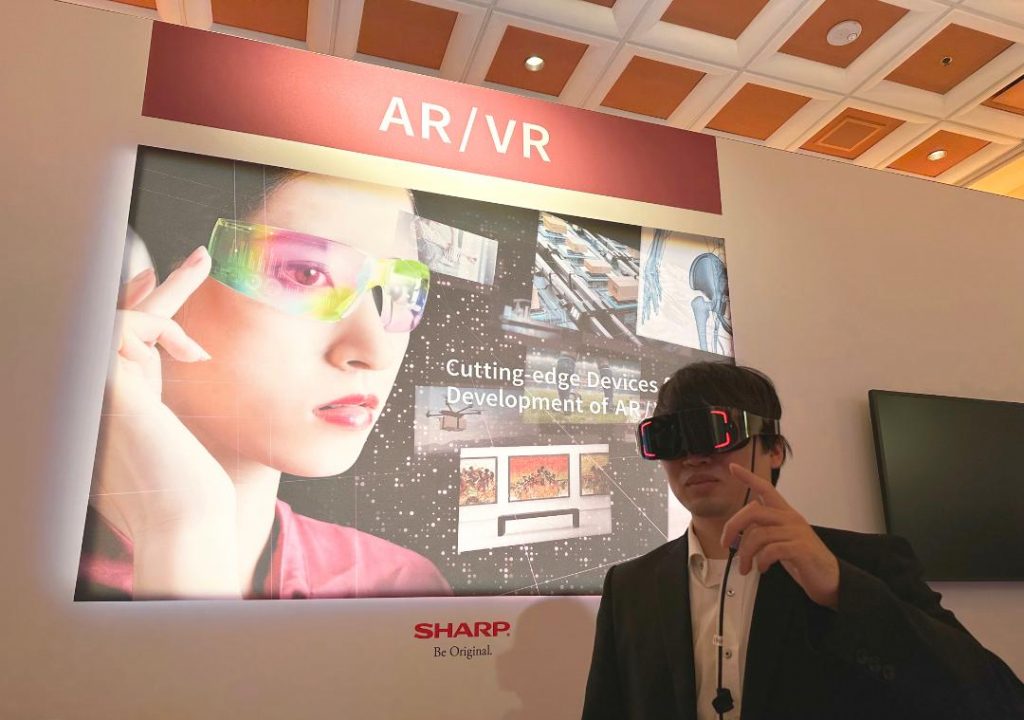 Sharp Kembangkan Prototipe Head Mounted Display VR Terhubung ke ...